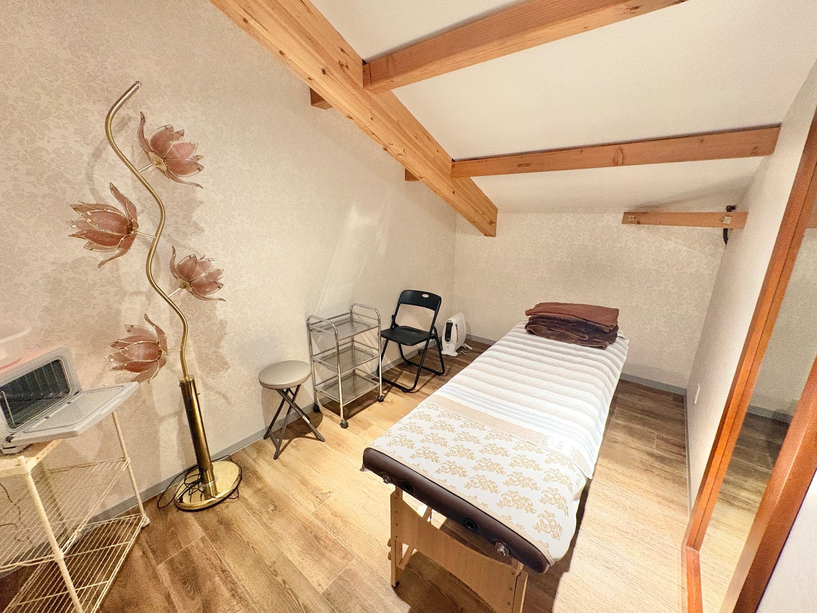 【エステルームA】岩倉市｜コンビニ３０秒✨完全個室のレンタルサロン/ヒートマット・スチーマー/映え撮影✤Wi-Fi有の写真1