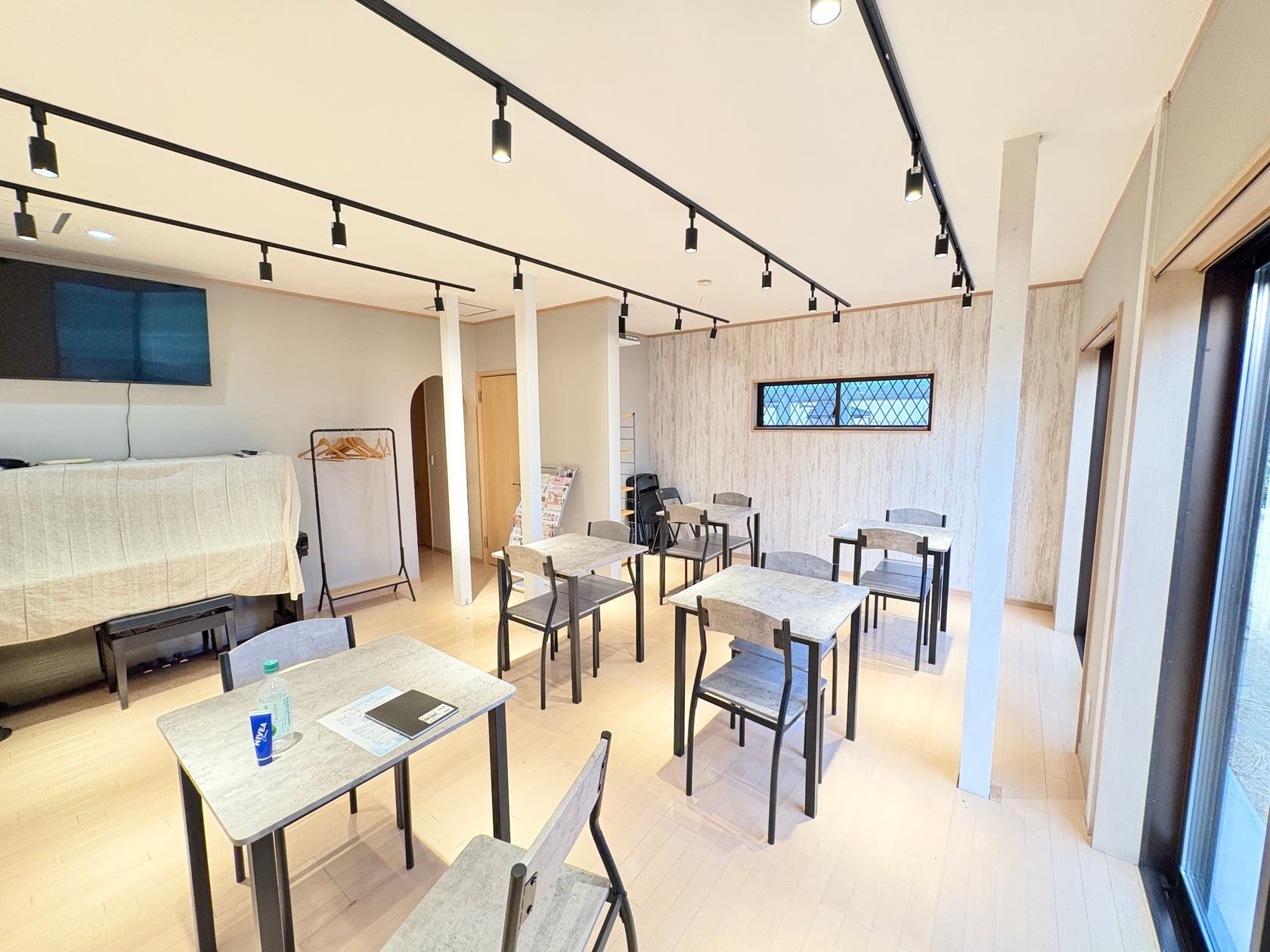 【コワーキングスペース】岩倉／駐車場あり🛜Wi-Fi完備｜キッチン付きオープンスペース｜テレワーク・会議・作業に最適の写真2