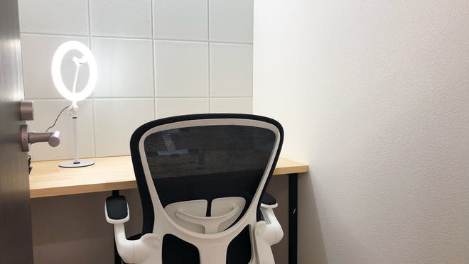 【夙川駅 商業ビル内コワーキングスペース】Webミーティング!Web面接/面談などに!【D-3 1名用 個室】の写真1