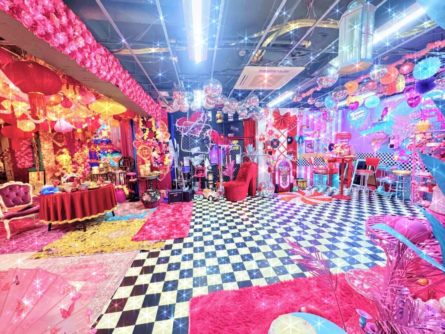 アメリカンダイナーとチャイナ撮影ならここ！王子駅徒歩8分のキャラモード系列4号店！の写真1