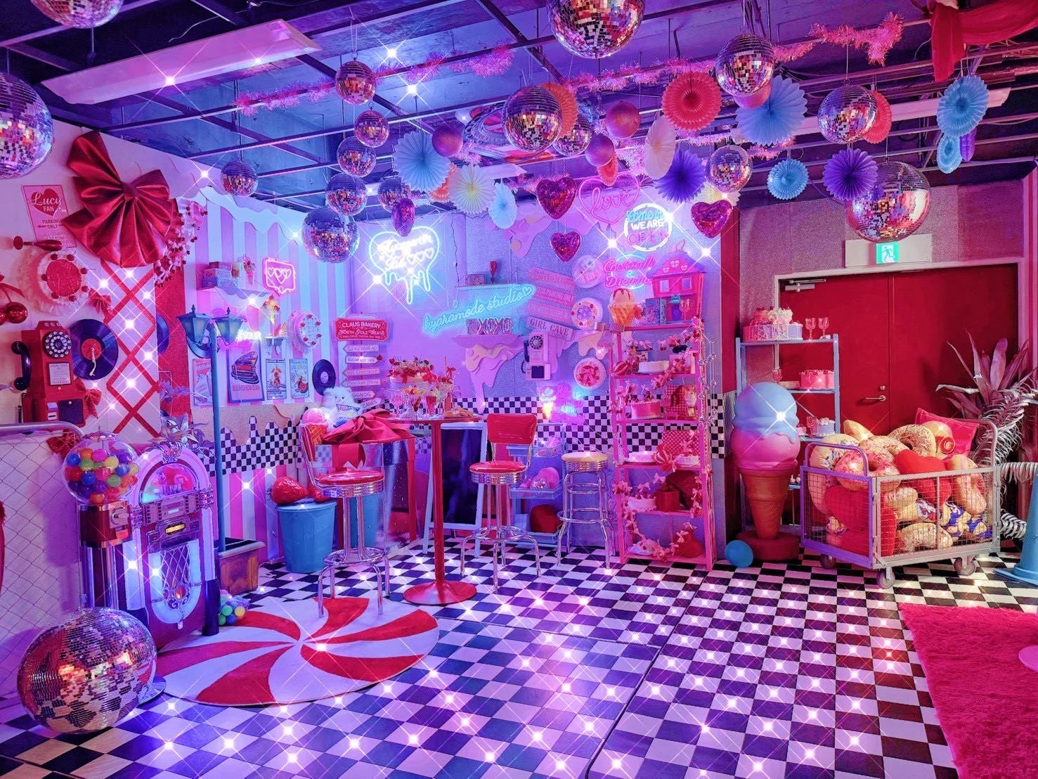 アメリカンダイナーとチャイナ撮影ならここ！王子駅徒歩8分のキャラモード系列4号店！の写真8