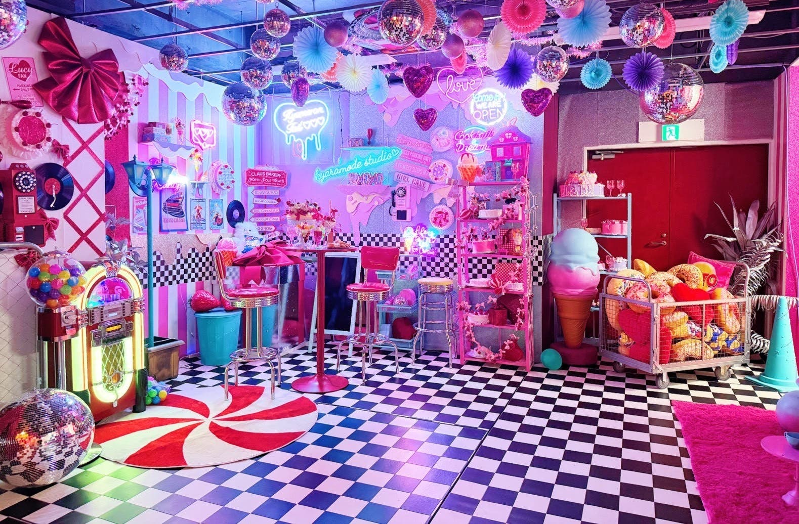 アメリカンダイナーとチャイナ撮影ならここ！王子駅徒歩8分のキャラモード系列4号店！の写真14