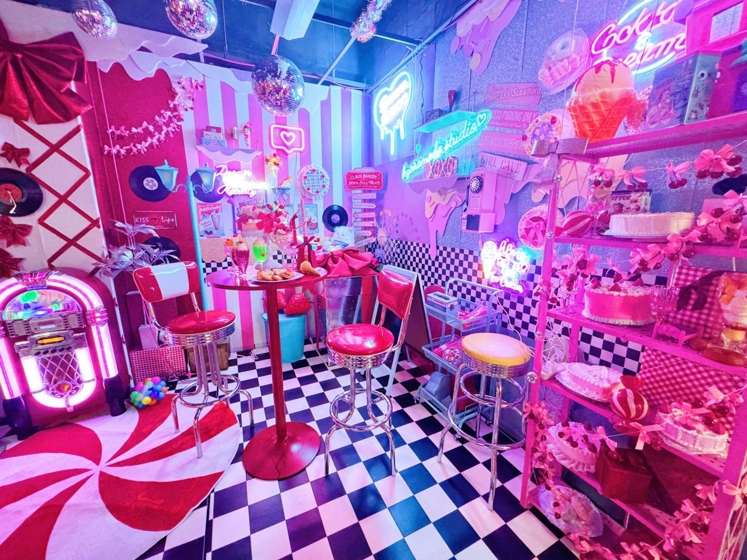 アメリカンダイナーとチャイナ撮影ならここ！王子駅徒歩8分のキャラモード系列4号店！の写真15