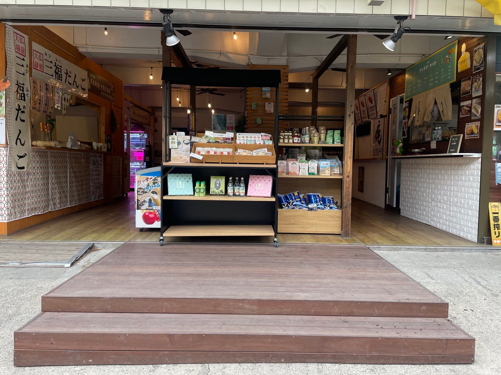 鎌倉大仏前のお土産屋のデッキの写真1