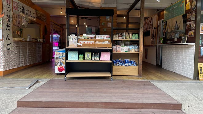 鎌倉大仏前のお土産屋のデッキの写真1