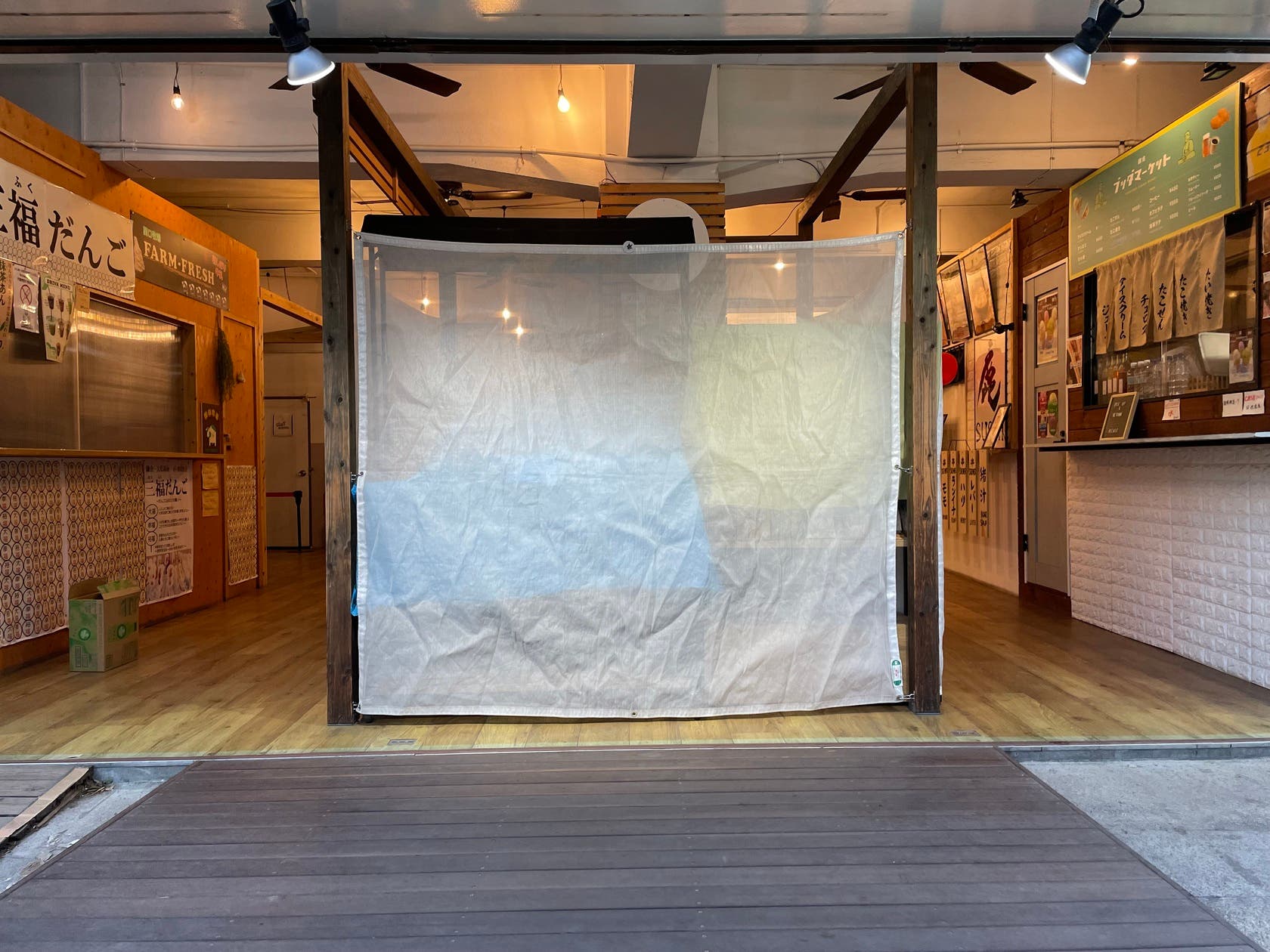 鎌倉大仏前のお土産屋のデッキの写真3