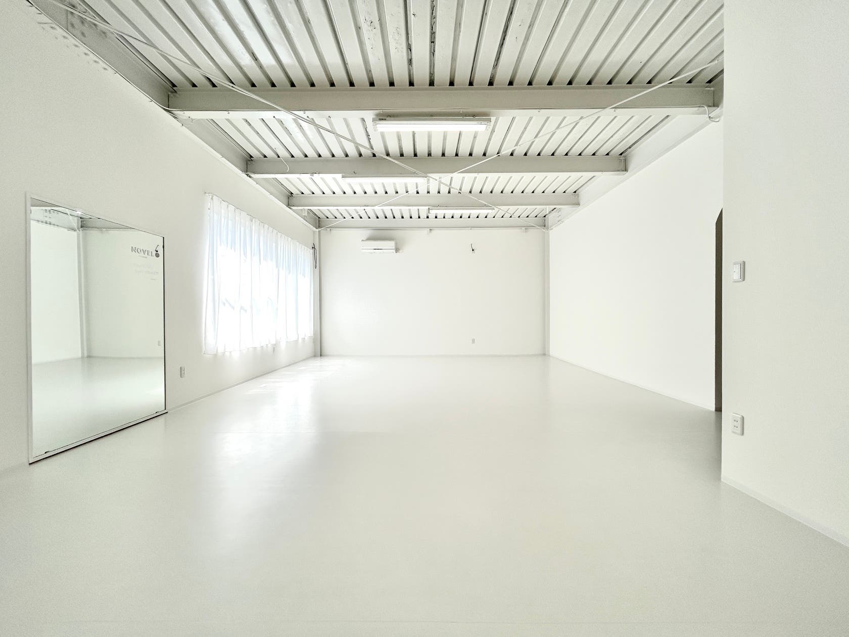 自然光が入る白ホリ仕様の撮影レンタルスタジオ！の写真3