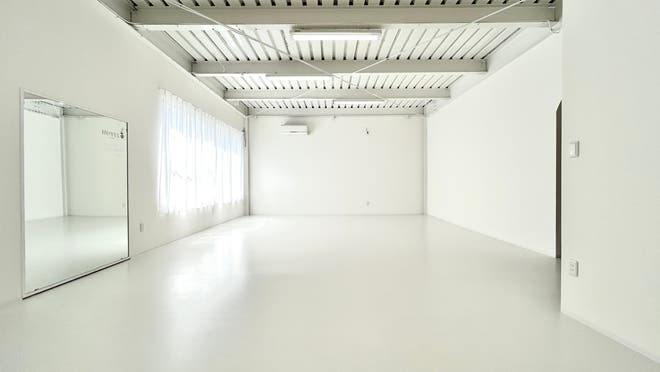 自然光が入る白ホリ仕様の撮影レンタルスタジオ!の写真3