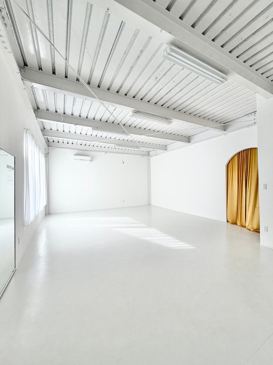 自然光が入る白ホリ仕様の撮影レンタルスタジオ！の写真1