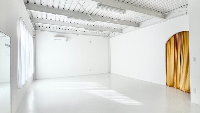 自然光が入る白ホリ仕様の撮影レンタルスタジオ!の写真1