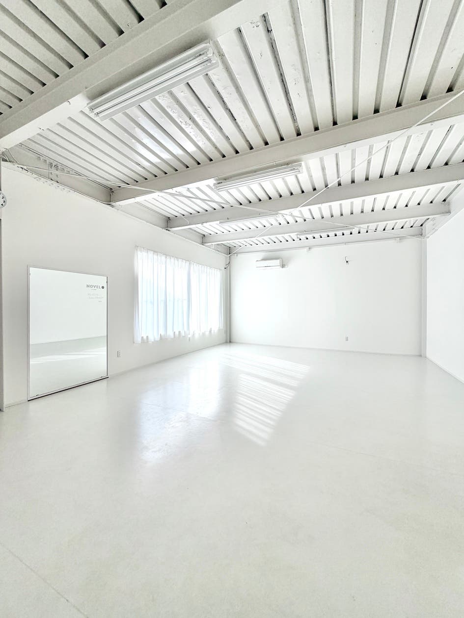 自然光が入る白ホリ仕様の撮影レンタルスタジオ！の写真2