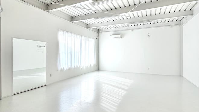 自然光が入る白ホリ仕様の撮影レンタルスタジオ!の写真2