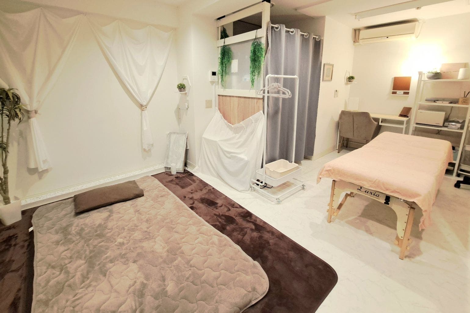 セラピスト必見【葛西駅3分】完全な個室貸切サロン/本格マットレス常設でタイマッサージも可能/エステや整体のベッド完備の写真1