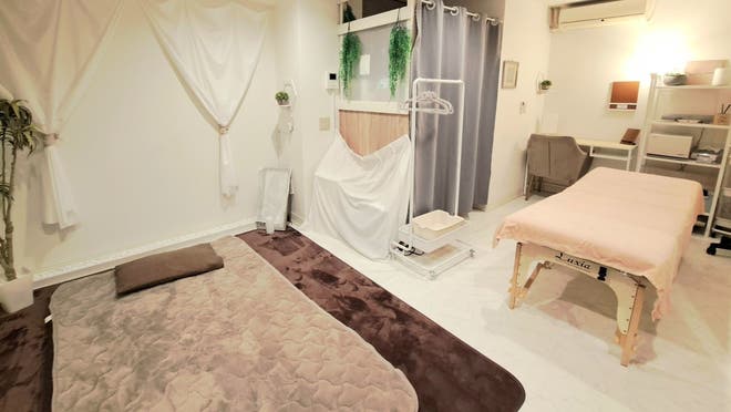 セラピスト必見【葛西駅3分】完全な個室貸切サロン/本格マットレス常設でタイマッサージも可能/エステや整体のベッド完備の写真1