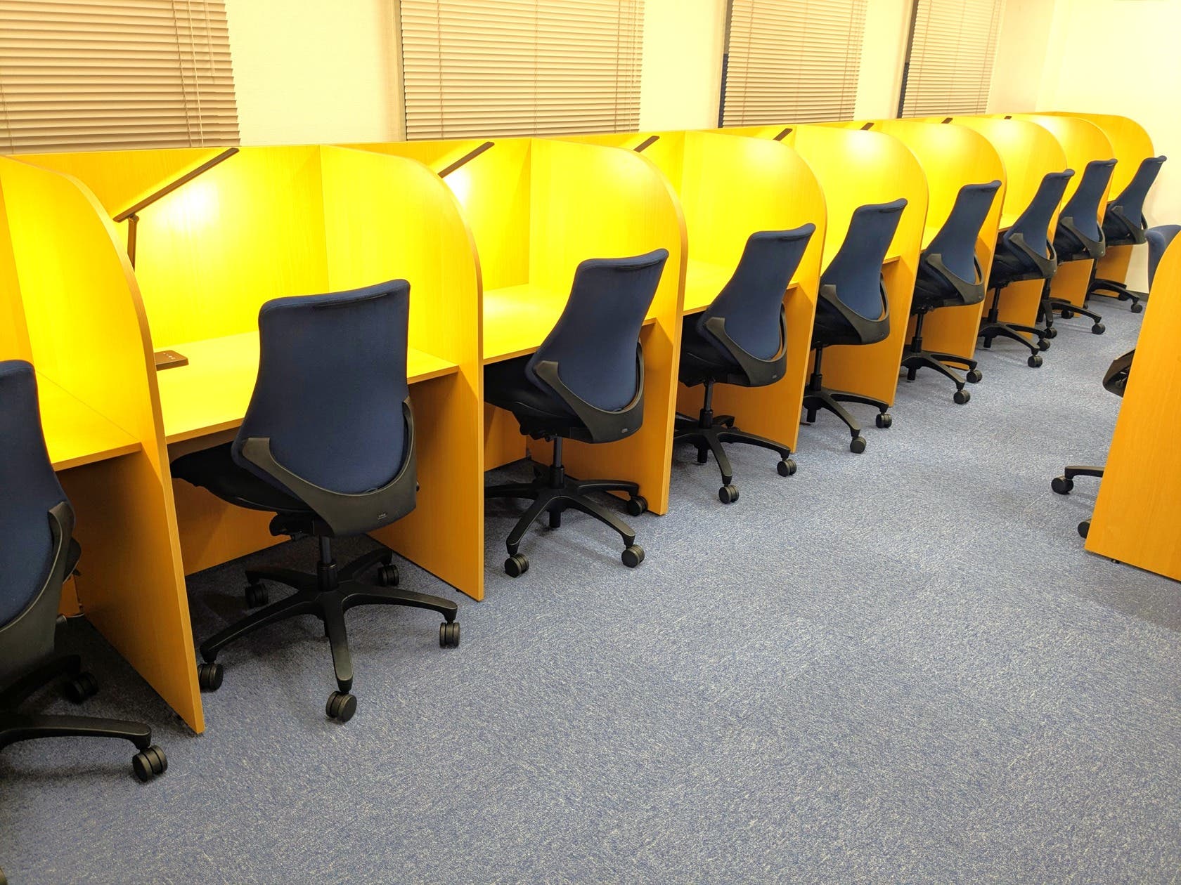 アクセス抜群！「岡山駅」徒歩3分！★24時間利用可の自習室★Wi-Fi完備！ゾーンに入れる👆全席ブースタイプ席！静かな作業に！の写真1