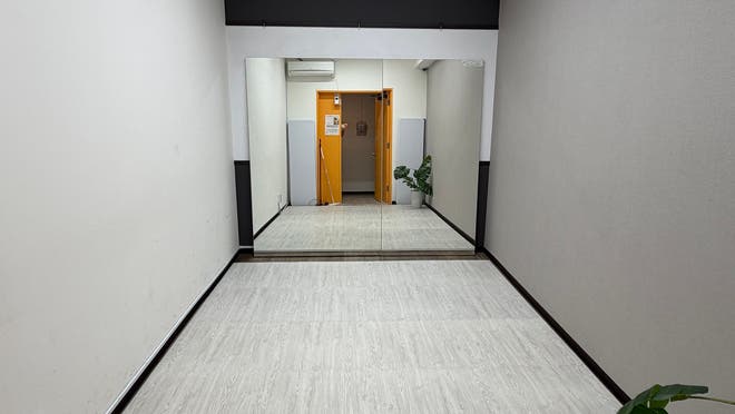 【毎日消毒駅近人気】06ダンススタジオなど フリースペース ヨガやストレッチ 机を置いて面接などの写真3