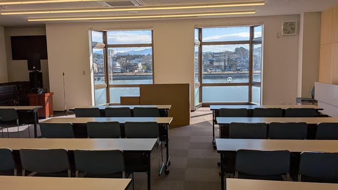 JR石山駅・京阪唐橋駅から徒歩圏内の瀬田川の自然と歴史を満喫できる落ち着いた環境の会議室の写真3