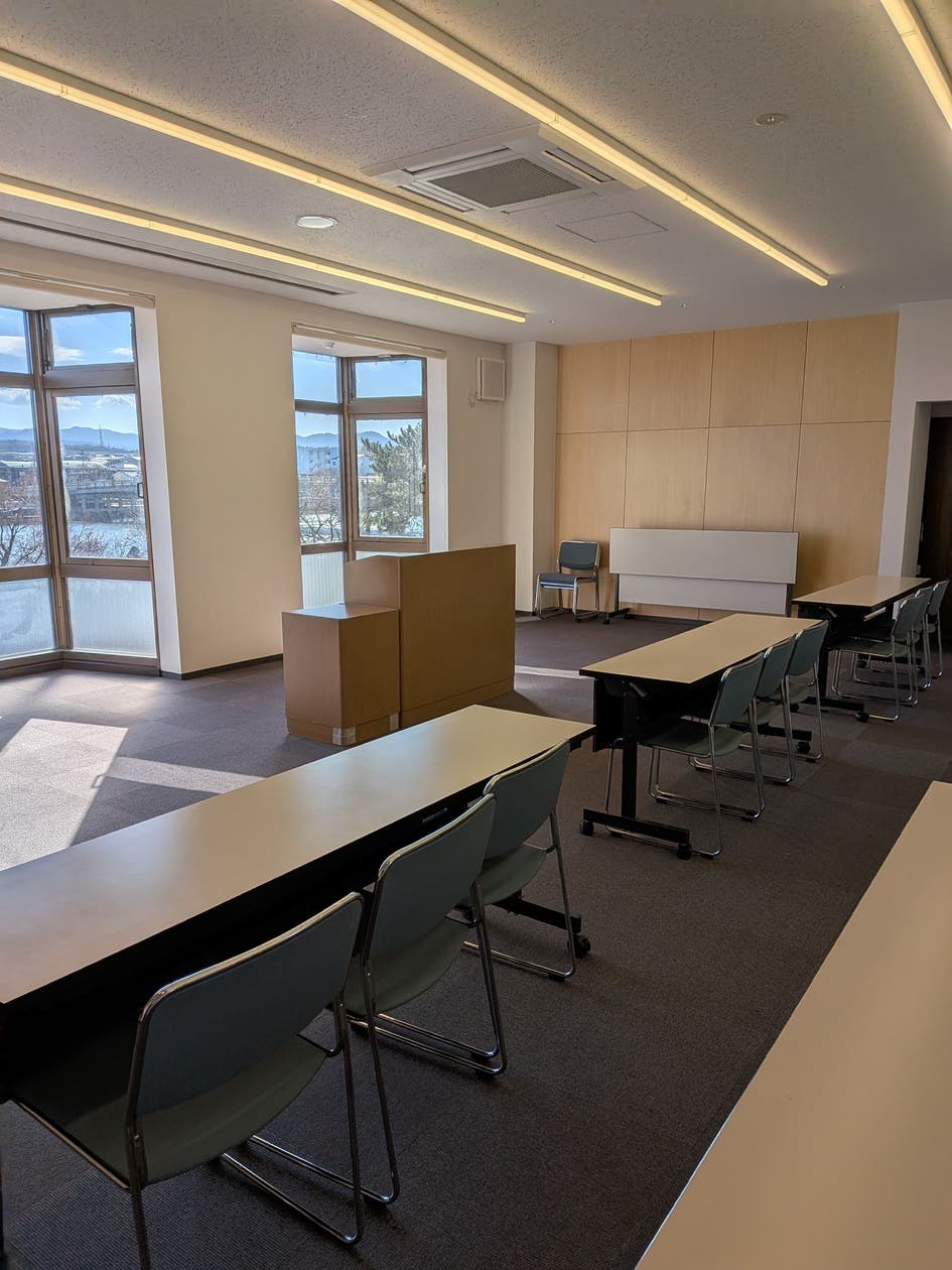 JR石山駅・京阪唐橋駅から徒歩圏内の瀬田川の自然と歴史を満喫できる落ち着いた環境の会議室の写真1