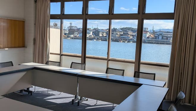 JR石山駅・京阪唐橋駅から徒歩6分、瀬田唐橋上(琵琶湖側)にある会議室の写真1