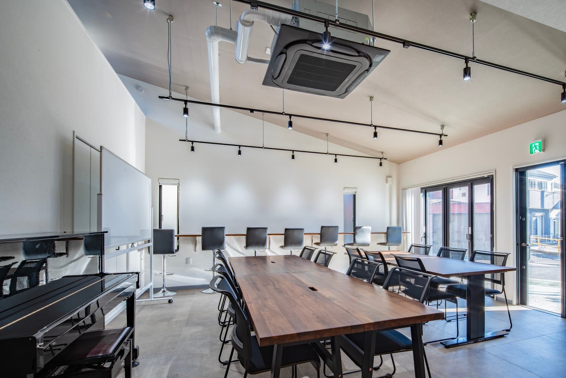 駅から徒歩圏内、駐車場完備の多目的スペース！の写真1