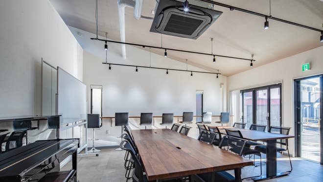 駅から徒歩圏内、駐車場完備の多目的スペース!の写真1