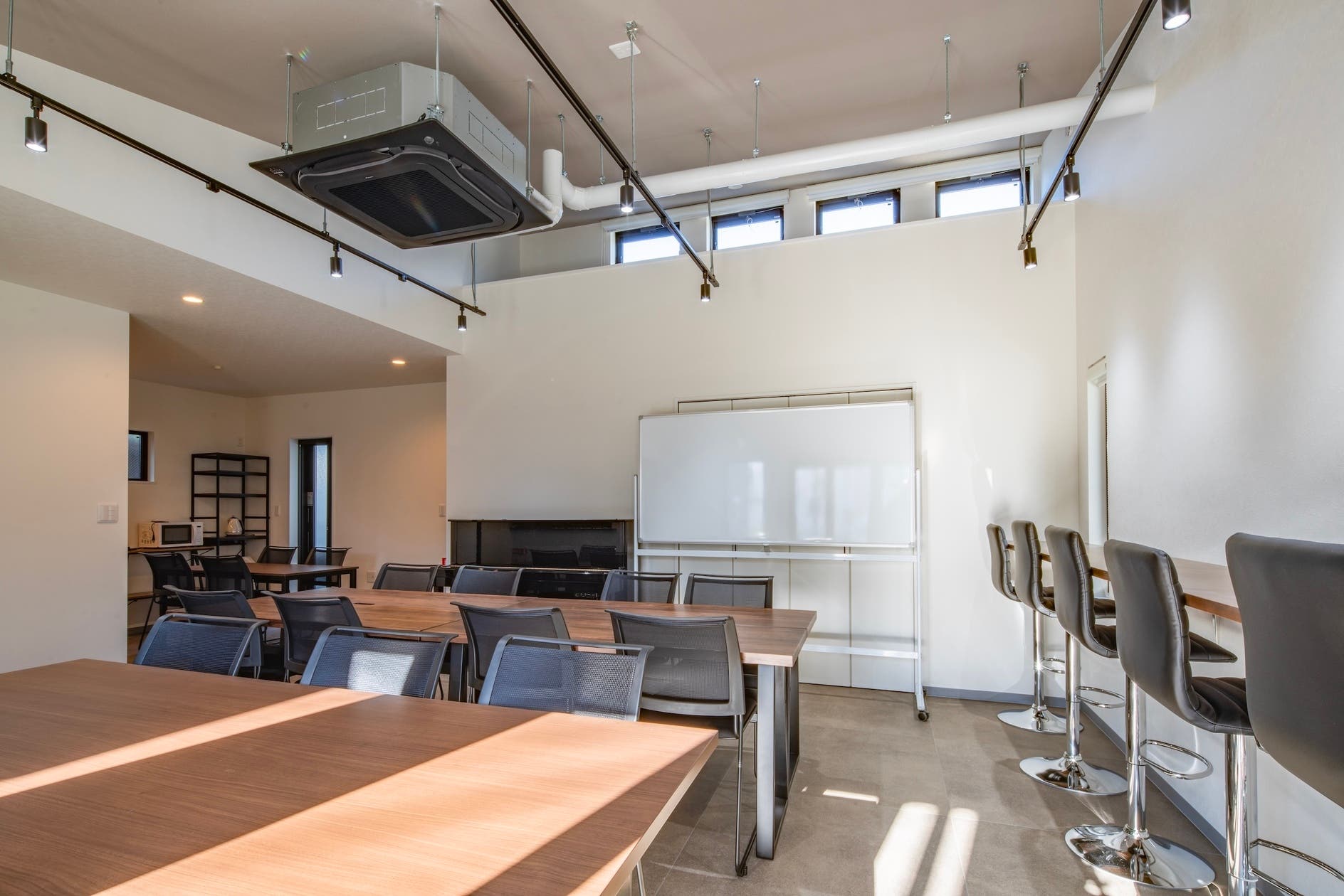 駅から徒歩圏内、駐車場完備の多目的スペース！の写真3