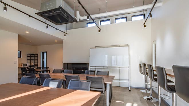 駅から徒歩圏内、駐車場完備の多目的スペース!の写真3