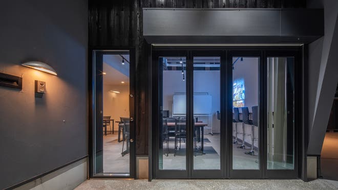 駅から徒歩圏内、駐車場完備の多目的スペース!の写真5