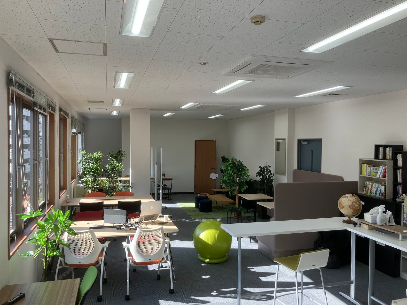 【浦和駅】徒歩6分│朝6～22時営業。コワーキングスペース。WEB会議、作業、勉強、イベント、オフ会に。の写真1