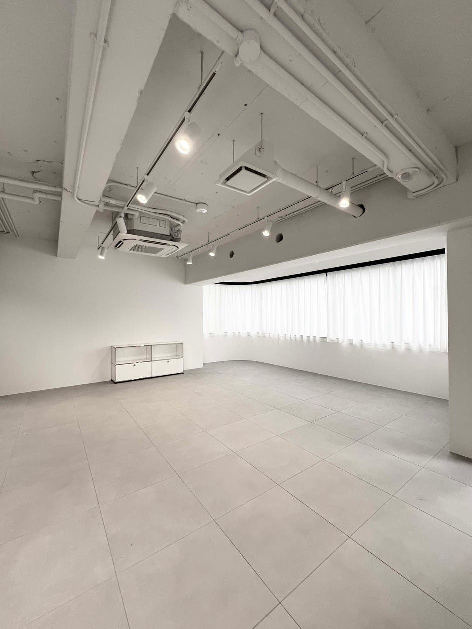 2026年1月NEW OPEN。自然光とモノトーンが映える、西区駅近の洗練スタジオ。の写真1