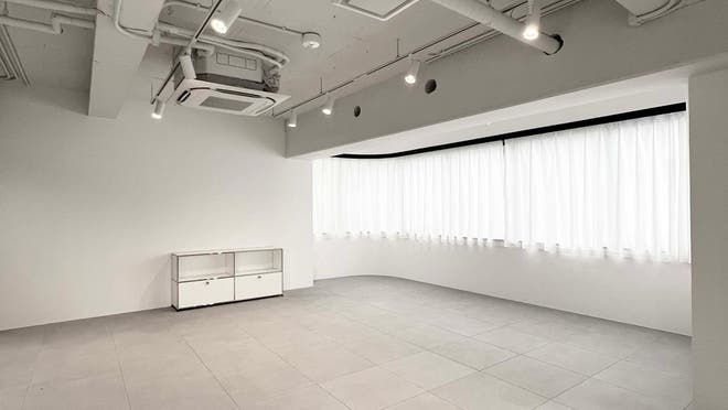 2026年1月NEW OPEN。自然光とモノトーンが映える、西区駅近の洗練スタジオ。の写真1