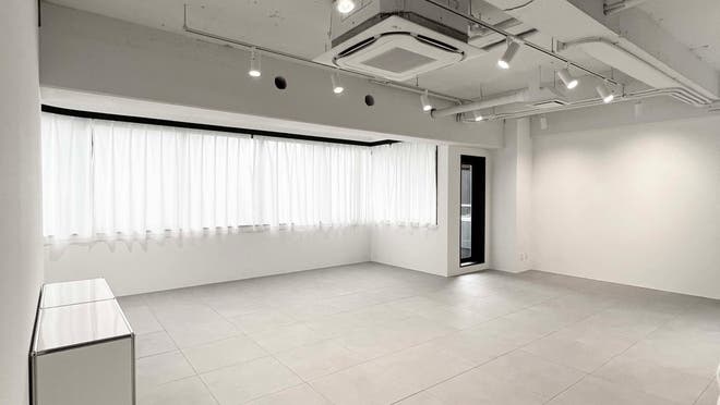 2026年1月NEW OPEN。自然光とモノトーンが映える、西区駅近の洗練スタジオ。の写真2