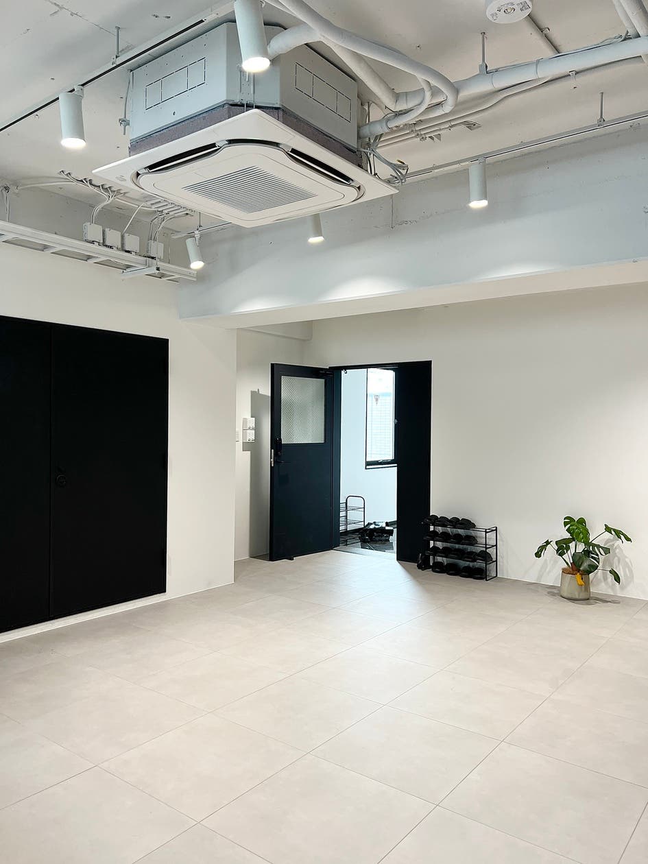 2026年1月NEW OPEN。自然光とモノトーンが映える、西区駅近の洗練スタジオ。の写真9