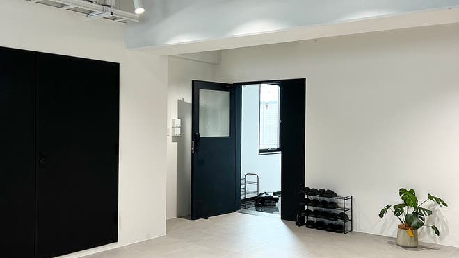 2026年1月NEW OPEN。自然光とモノトーンが映える、西区駅近の洗練スタジオ。の写真9