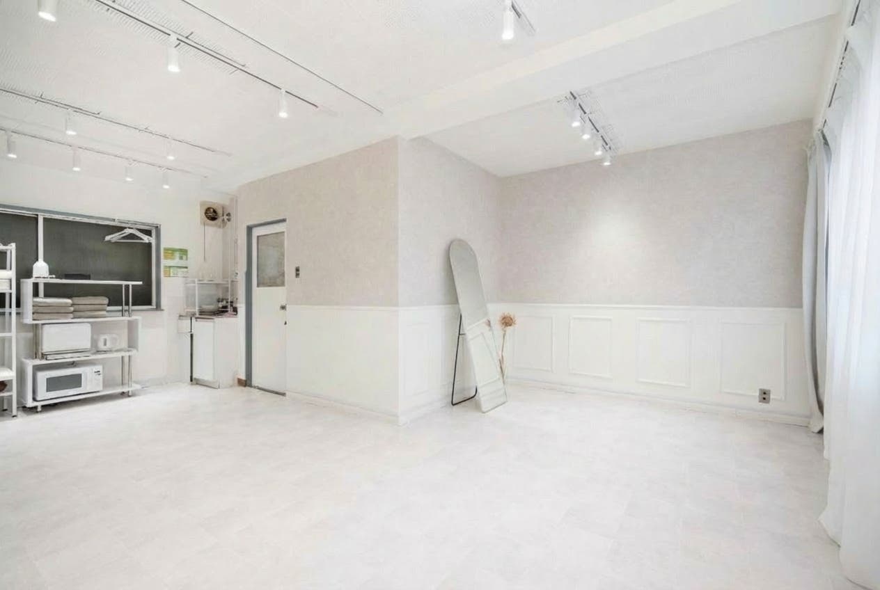 【06✨撮影スタジオ✨撮影機材・小物無料】 神田駅西口3分｜6駅11路線アクセス可🌟モール壁で高級感グッと演出💐ポートレートの写真4