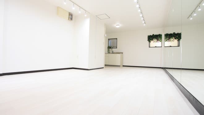 【新宿三丁目駅2分、新宿付近】(4)大型鏡計5M/広々25㎡スタジオでダンス・ヨガ・コスプレ・撮影・演劇におすすめ☆の写真1