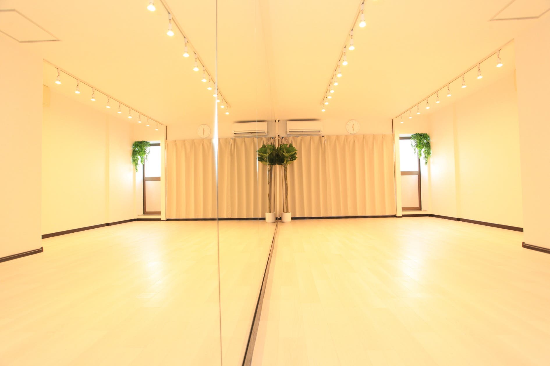 【新宿三丁目駅2分、新宿付近】(4)大型鏡計5M／広々25㎡スタジオでダンス・ヨガ・コスプレ・撮影・演劇におすすめ☆の写真2