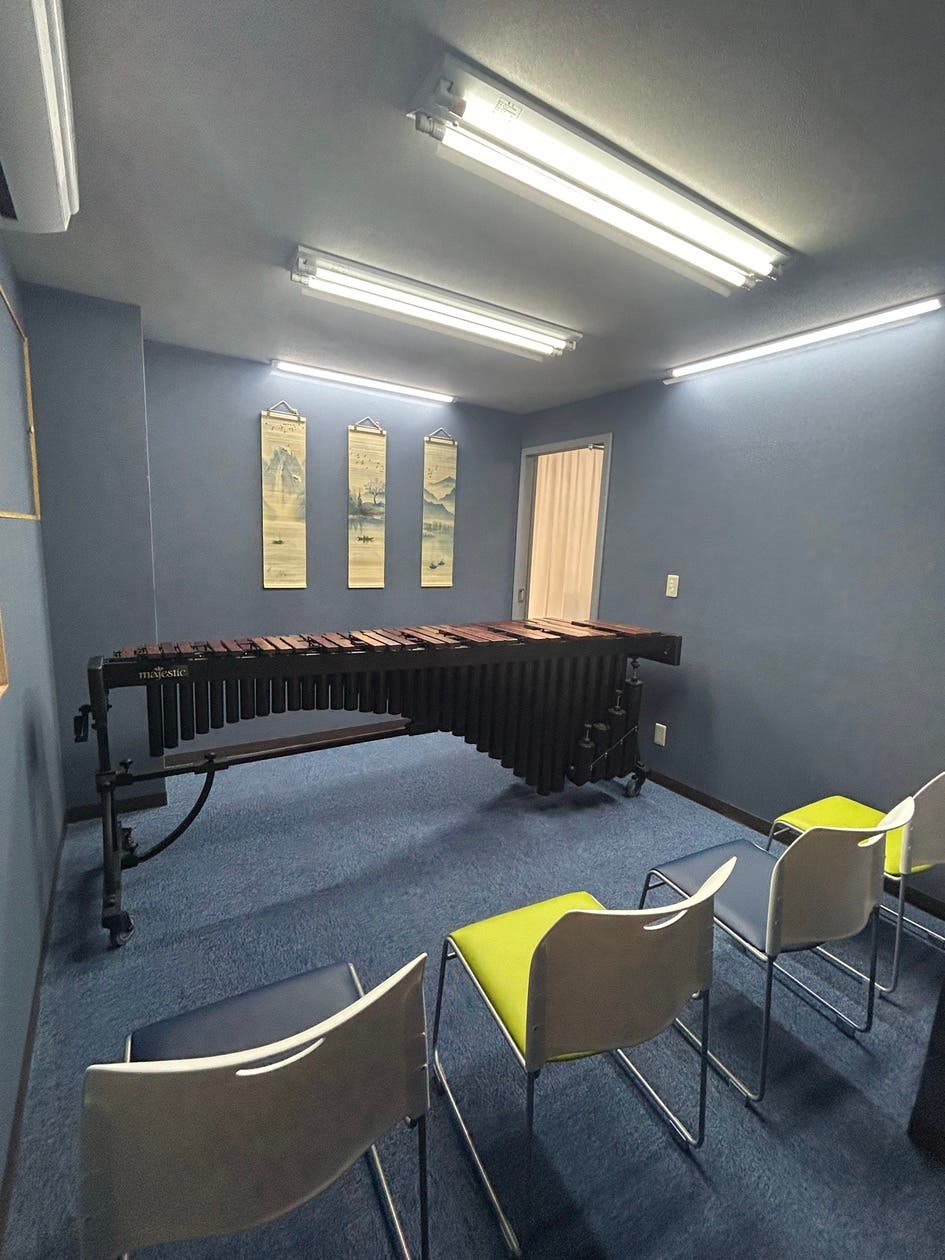 防音室とオープンスペースを備えた音楽利用向けレンタル空間の写真2