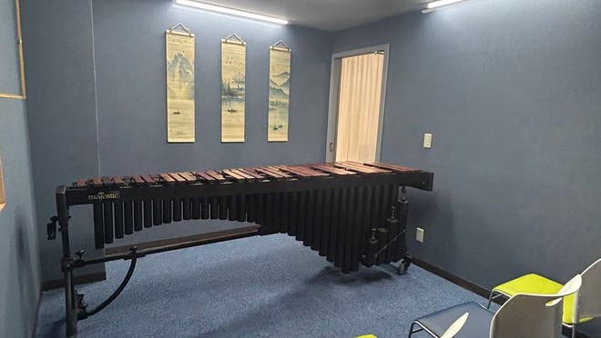 防音室とオープンスペースを備えた音楽利用向けレンタル空間の写真2