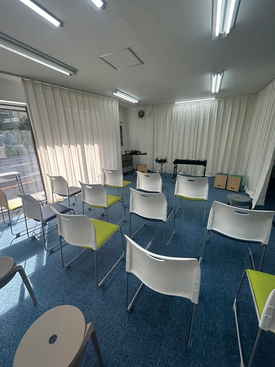 防音室とオープンスペースを備えた音楽利用向けレンタル空間の写真6