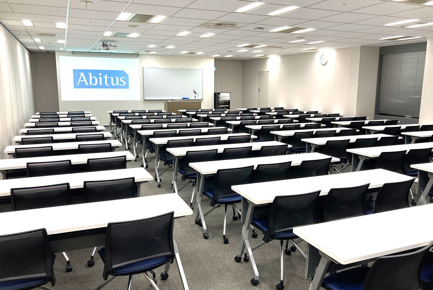 新宿駅A1出口直結 | 7日前までキャンセル無料【セミナールーム5 / アビタス】スタッフ常駐・外部招待イベントや展示会にの写真1