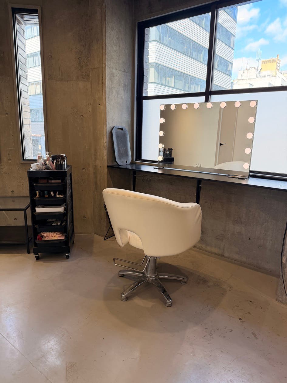 伏見駅から徒歩4分の【ヘアメイク専門】シェアサロンの写真1