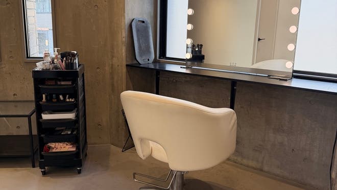 伏見駅から徒歩4分の【ヘアメイク専門】シェアサロンの写真1