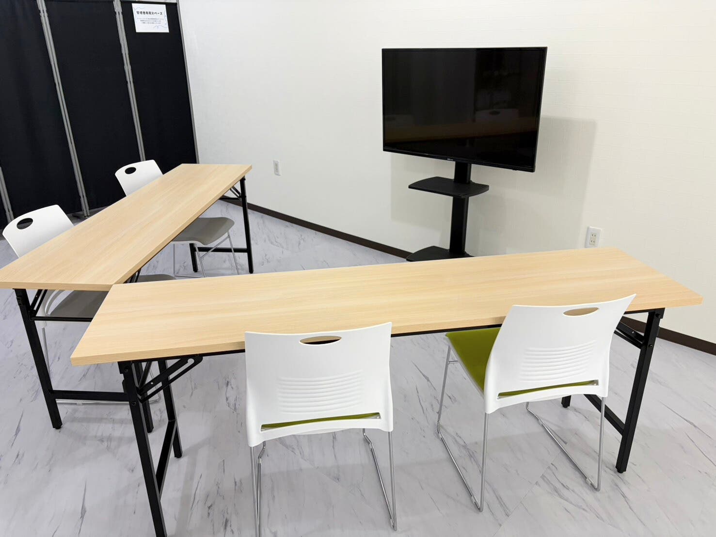 【アーティストワークショップ向け】テーブル2脚＋チェア4脚レイアウト②（施術セット面無）の画像1