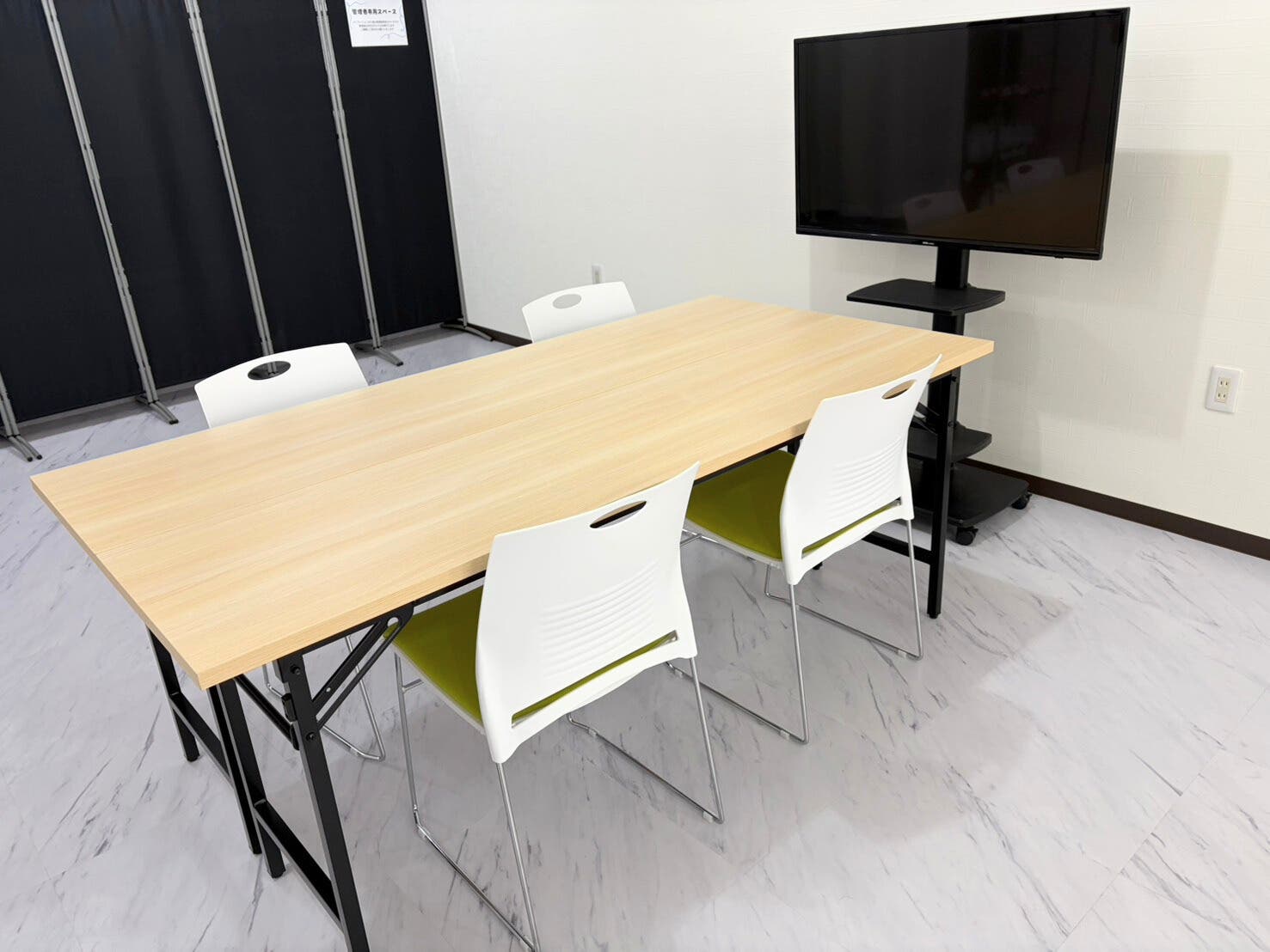 【アーティストワークショップ向け】テーブル2脚＋チェア4脚レイアウト①（施術セット面無）の画像1