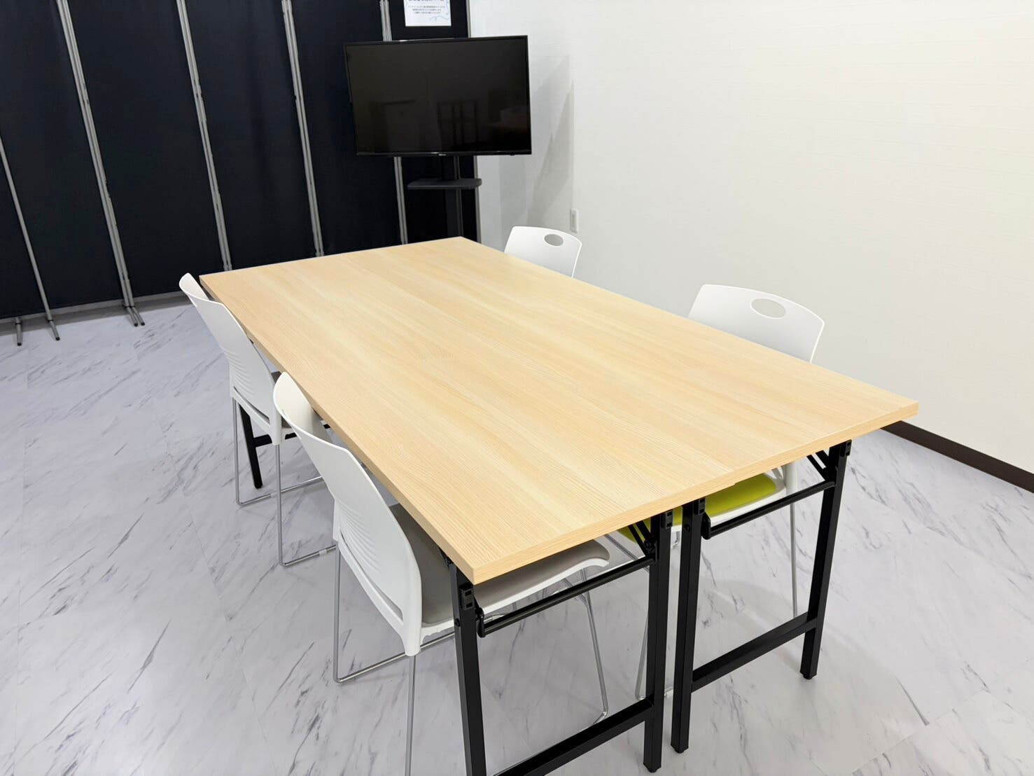 【アーティストワークショップ向け】テーブル2脚＋チェア4脚レイアウト③（施術セット面無）の画像1