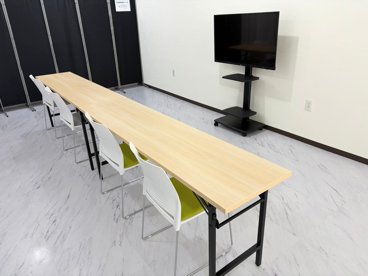 【アーティストワークショップ向け】テーブル2脚＋チェア4脚レイアウト④（施術セット面無）の画像1