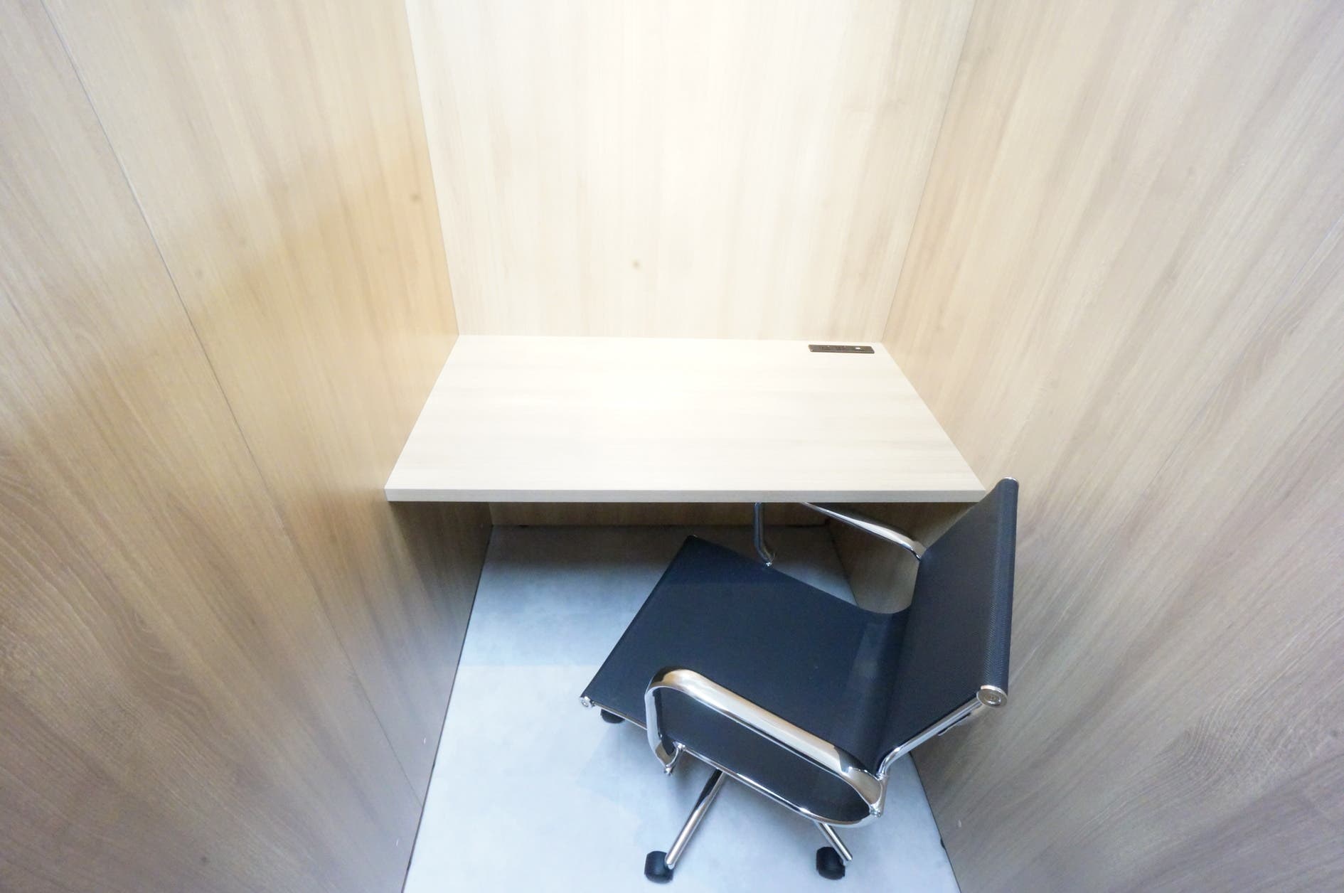 ＜Q-Works FUKUMA 個室ブースK＞JR福間駅直結のシェアオフィス✨半個室💺Wi-Fi📶電源🔌の写真1