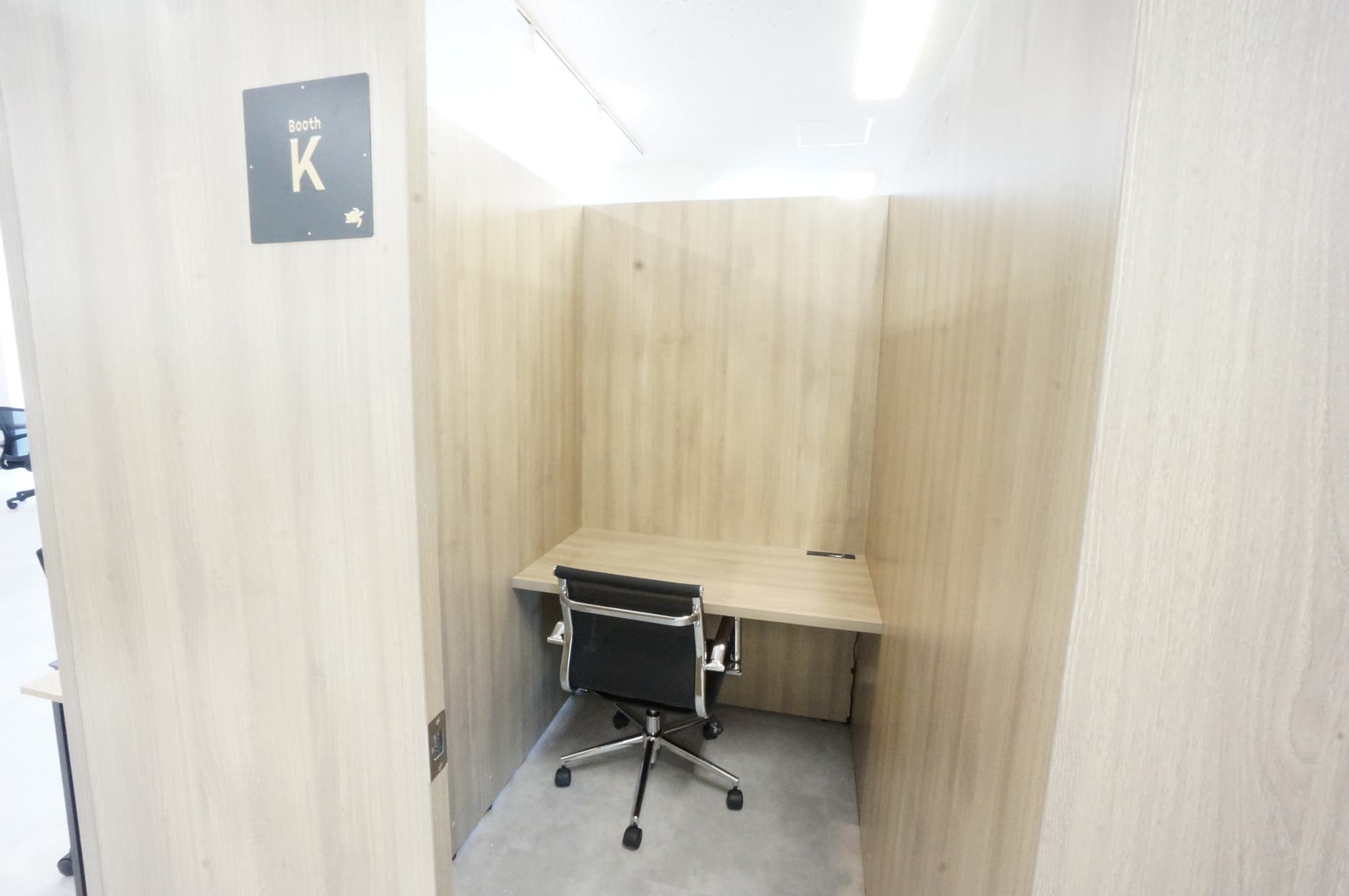 ＜Q-Works FUKUMA 個室ブースK＞JR福間駅直結のシェアオフィス✨半個室💺Wi-Fi📶電源🔌の写真4