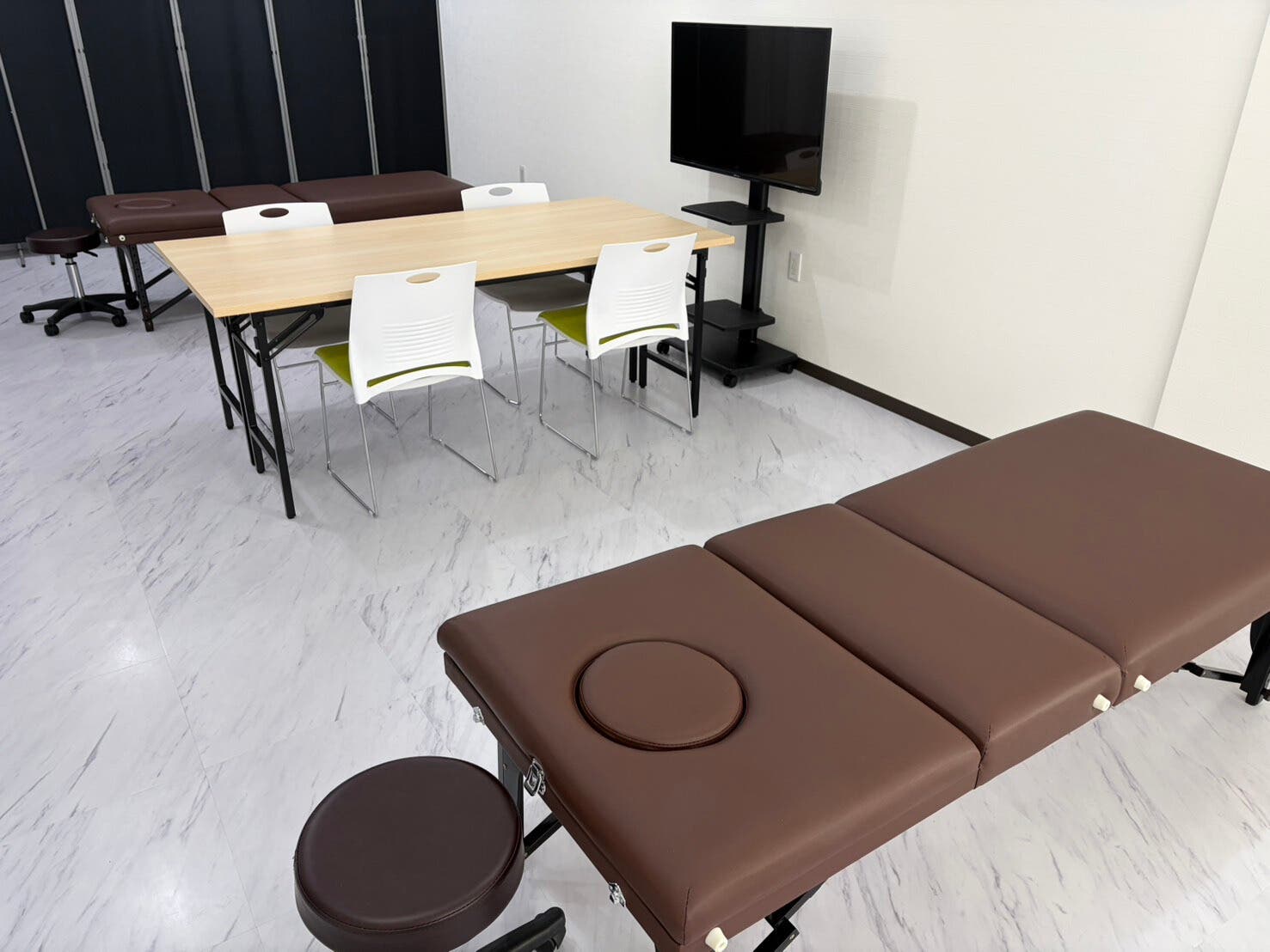 【セラピストワークショップ向け】テーブル2脚＋チェア4脚＆施術ベッド追加①の画像1